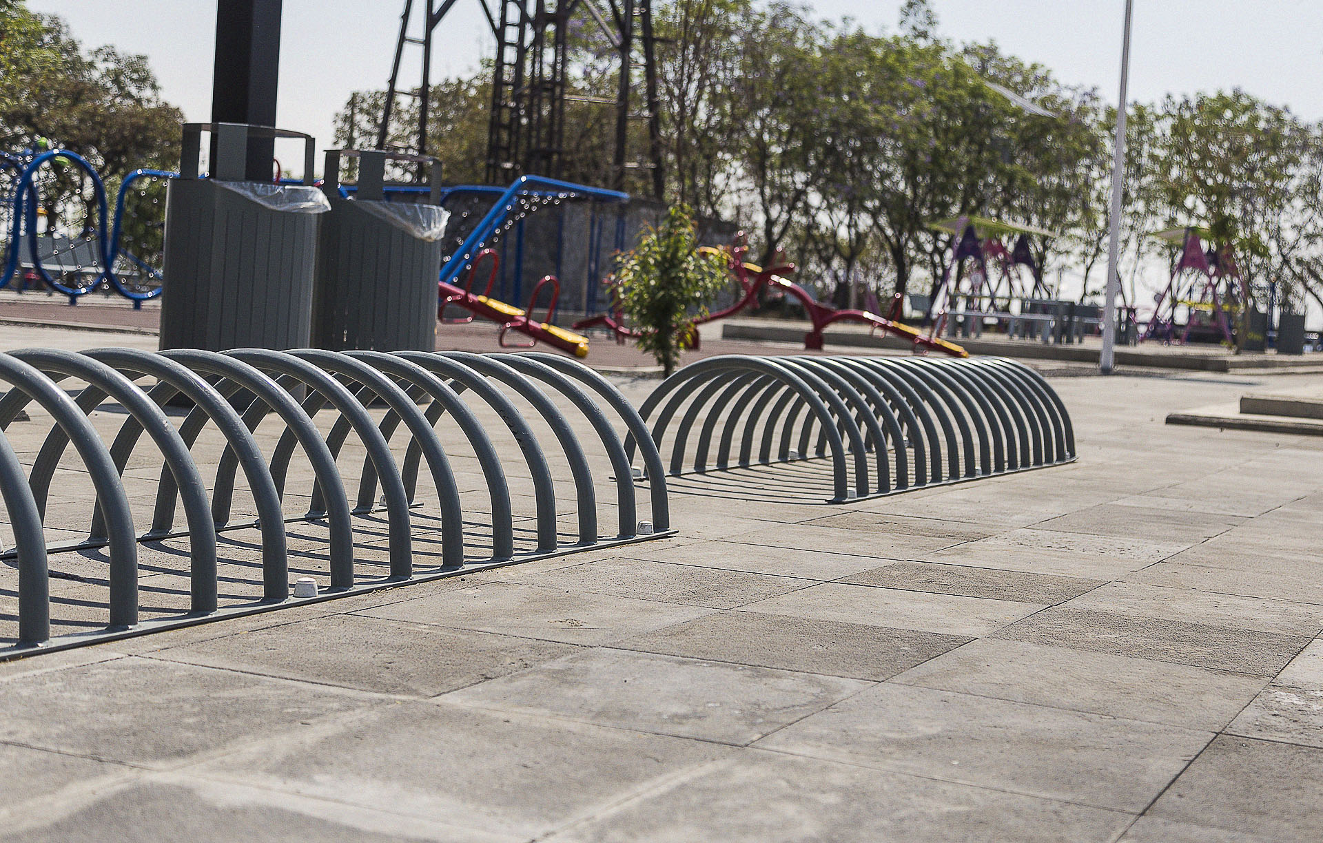 APARCABICIS GRANDE PARA BICICLETAS - 8BKE240 8BKE240 | PLAY CLUB